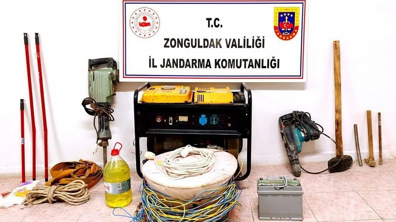 Kaçak kazı yaparken yakalandılar Kaçak kazı yaparken yakalandılar