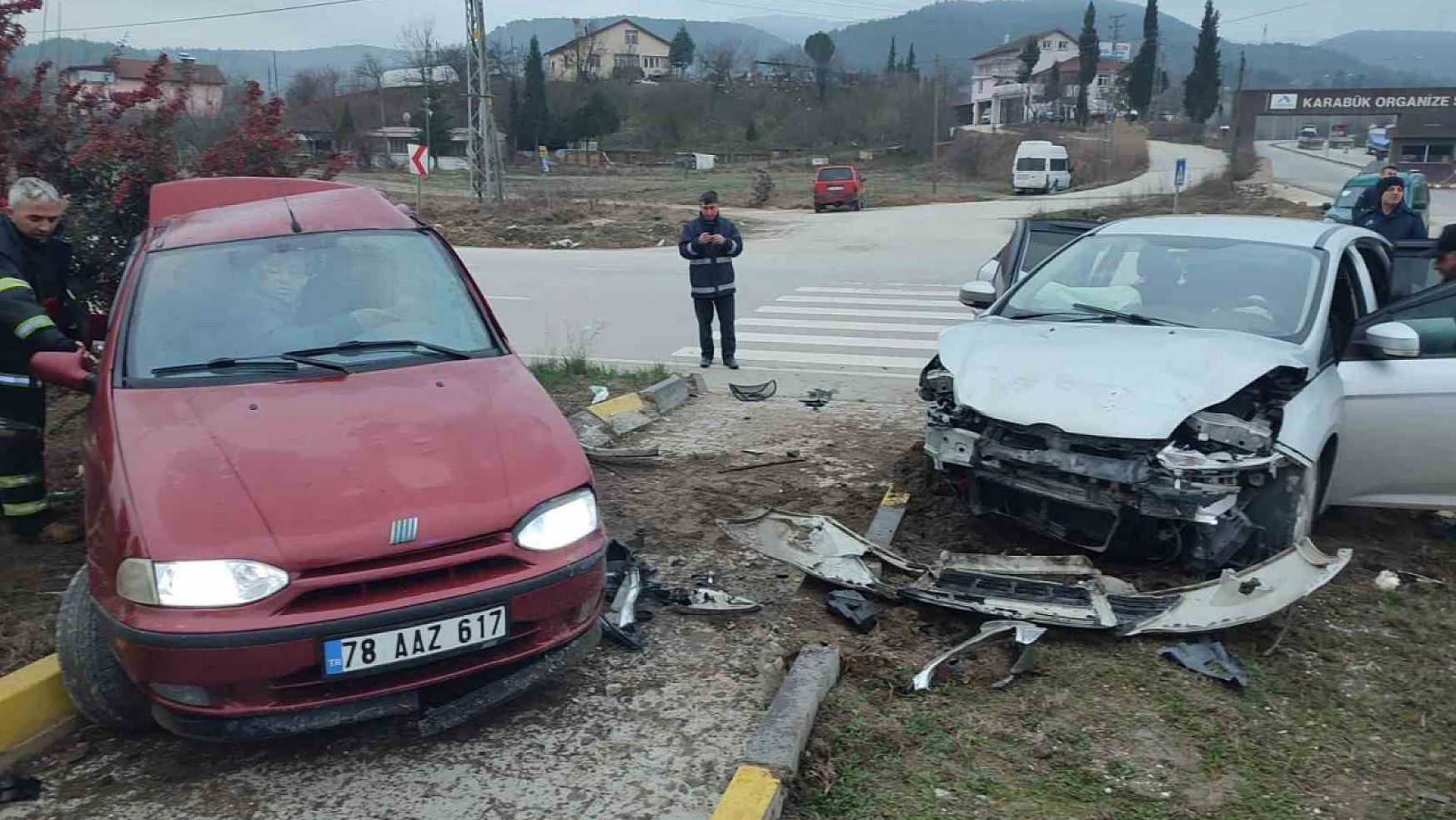 Araçta sıkışan sürücüyü itfaiye ekipleri kurtardı Araçta sıkışan sürücüyü itfaiye ekipleri kurtardı